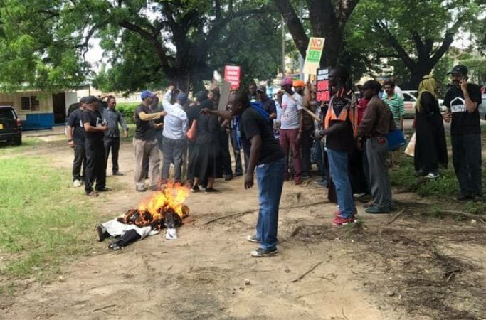 Demonstrators Burn Balala's Effigy Outside Court [PHOTOS] - Kenyans.co.ke