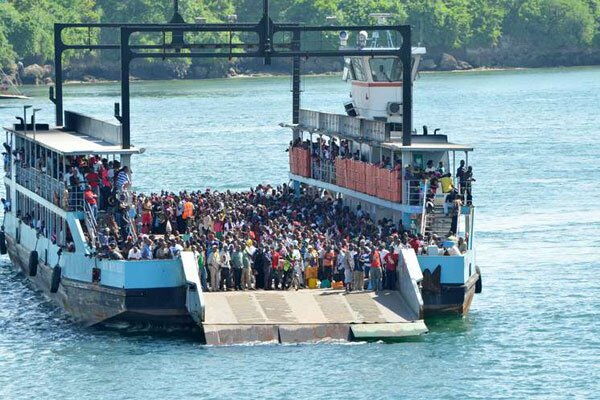 Watch as Ship Almost Rams Into Ferry Full oF Passengers - Kenyans.co.ke